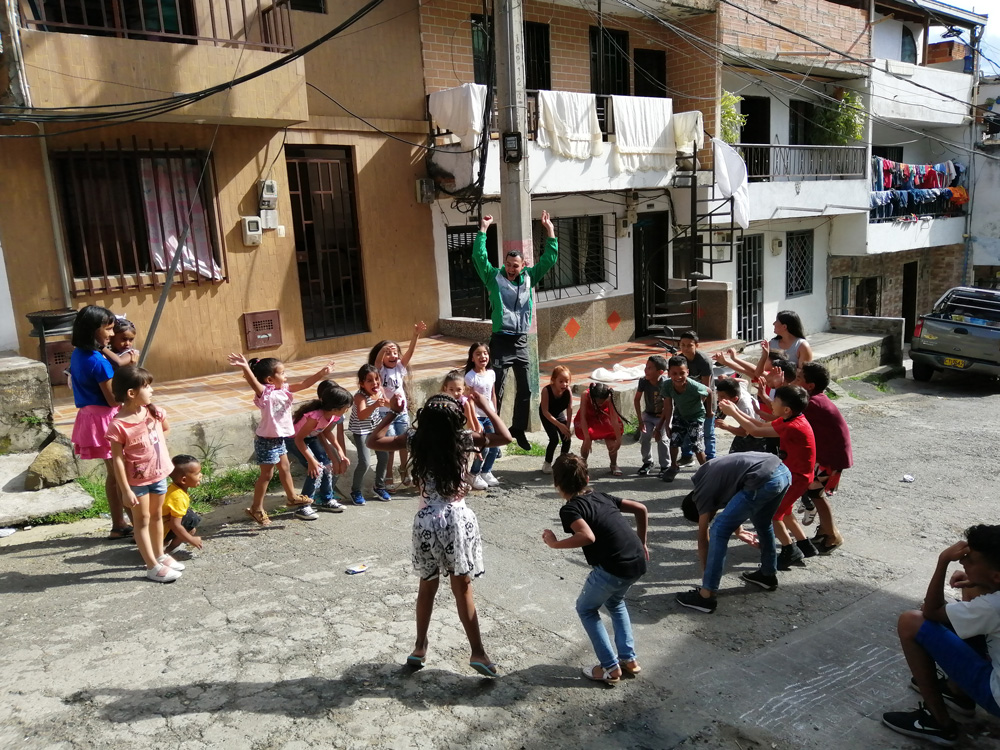 “Entre risas y saltos en mi cuadra yo comparto” - Mi Comuna Dos